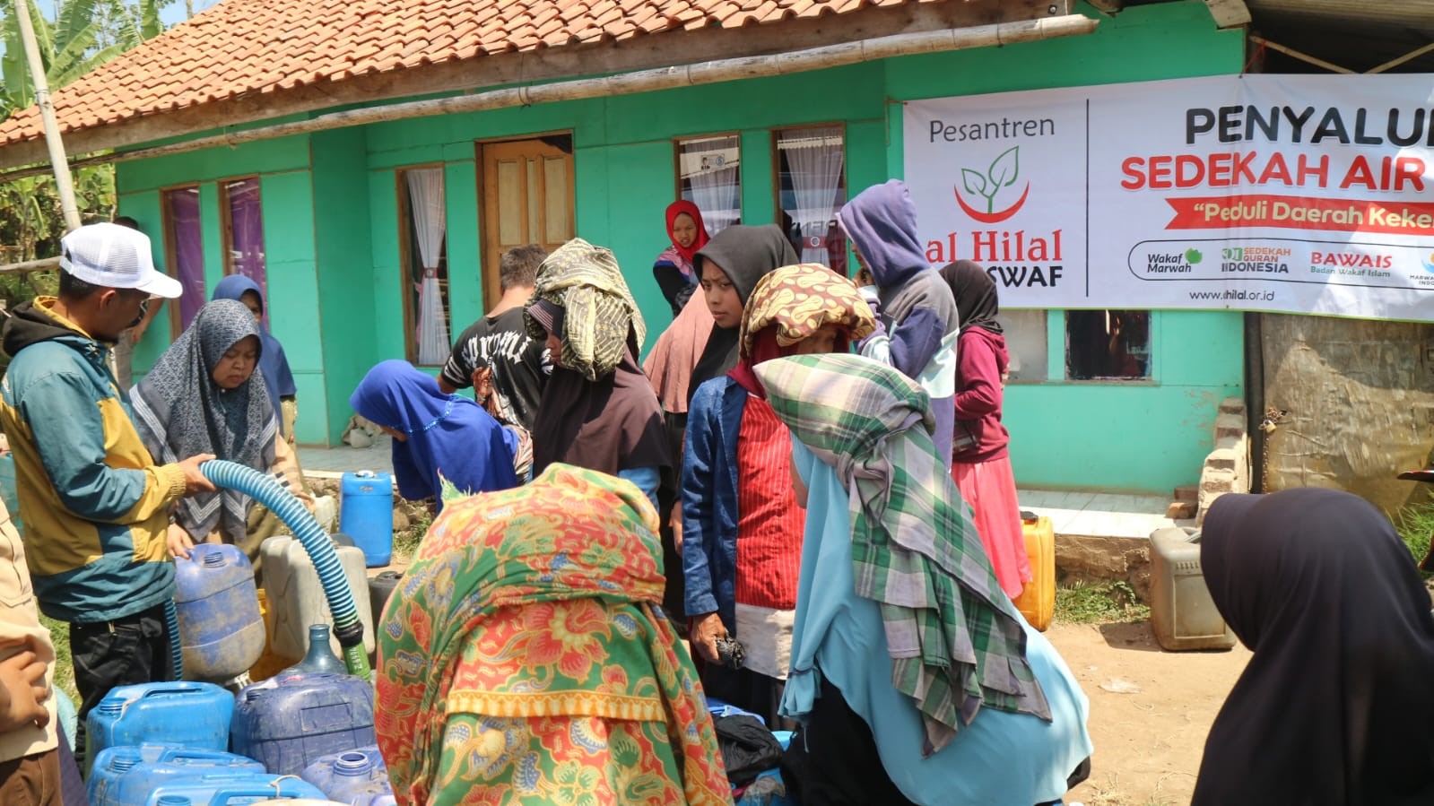 Penyaluran Bantuan Air Bersih untuk Masyarakat Garut – Badan Wakaf Islam